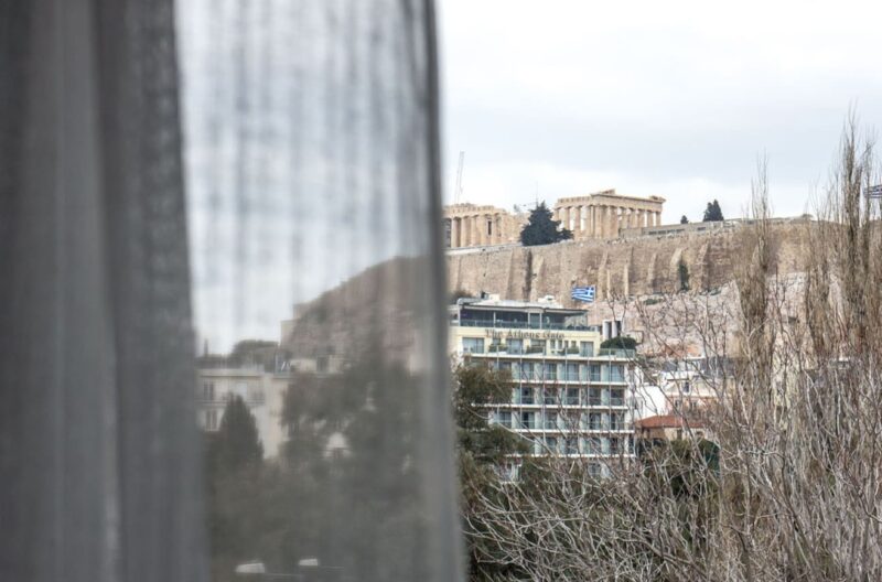 ATHENIAN HOUSE BESIDE THE ACROPOLIS - Spaceprk