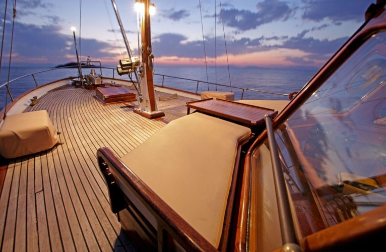 A truly magnificent crewed motorsailer yacht - Spaceprk